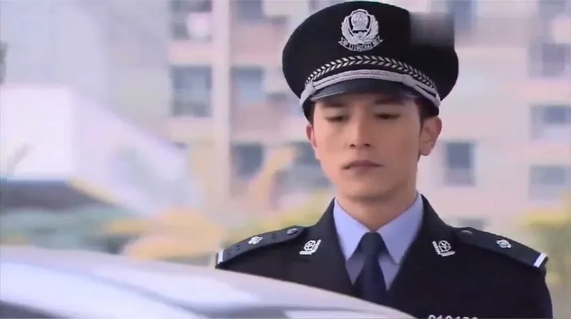 姑娘开车撞到警察,不料警察坐进车里,送我去单位