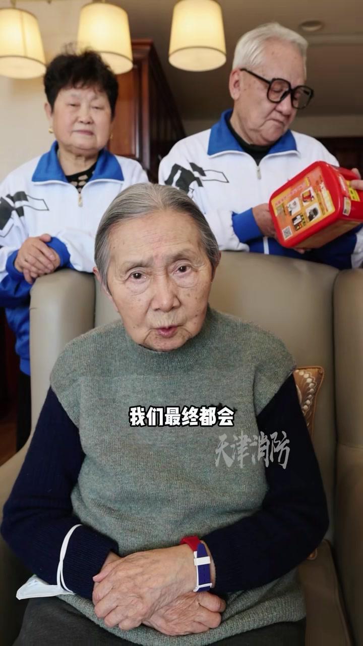 火场逃生你会正确佩戴逃生面罩吗?家中常备逃生面罩,关键时候救命。...