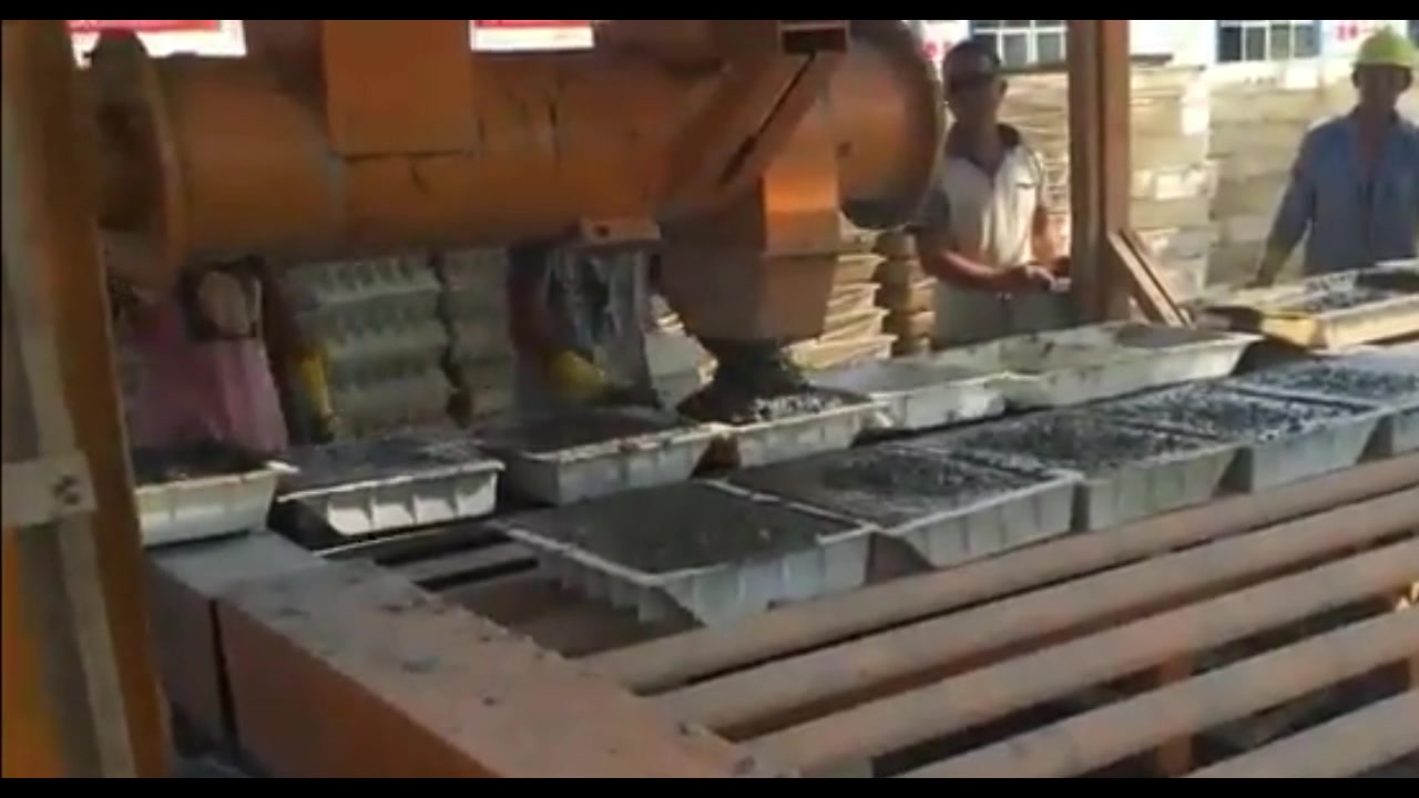 【豫龙】小型预制件生产线振动台工作效果,混凝土预制构件布料机