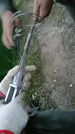 电杆拉线制作上把,这样用钳子缠绕铁丝固定钢绞线可以行吗
