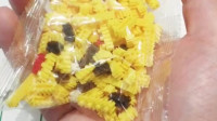 这是一款大家都喜欢的娃娃,我们来看看怎么用积木拼皮卡丘!