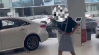 4S店面试后未得回应,女子店内疯狂打砸:让你们经理提头来见!