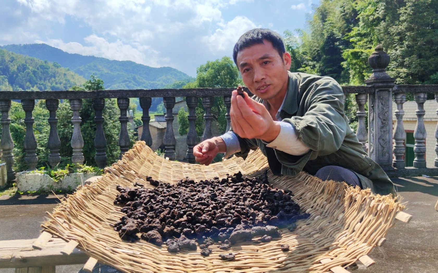 九蒸九晒的黄精加工方法,加工的工序复杂,成品软糯香甜很美味