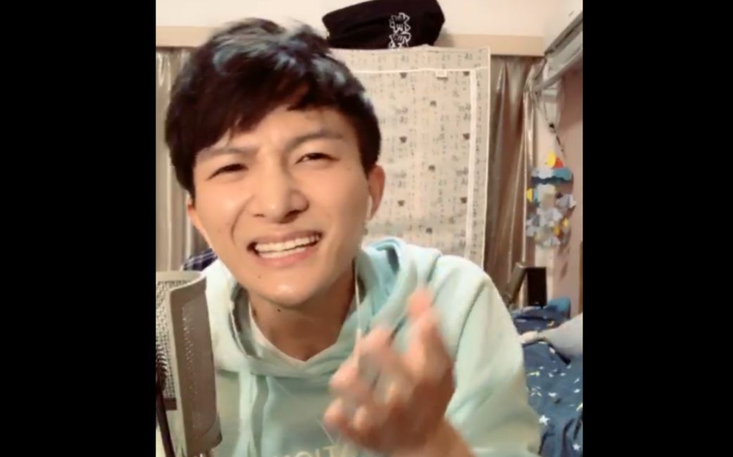 周深生日直播唱《左手指月》:这首歌我不太会唱哦~