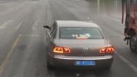 行车记录仪:信号灯前遇到的大众车,一看是带字母的连导航都不淡定了,...