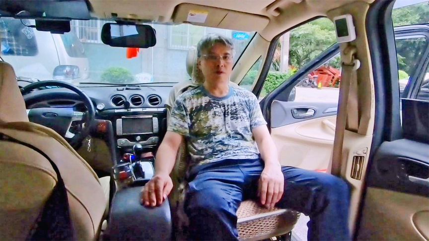 床车再折腾,副驾座椅改旋转对坐吃饭喝茶太舒服又扩展了车内空间