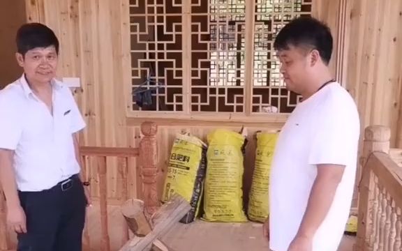 ...红椿木是此房的主要木材,从柱子,到装修,到家具,颜色天然红润,会用的...