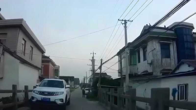 行车记录仪:窄桥互不相让,越想快就越慢