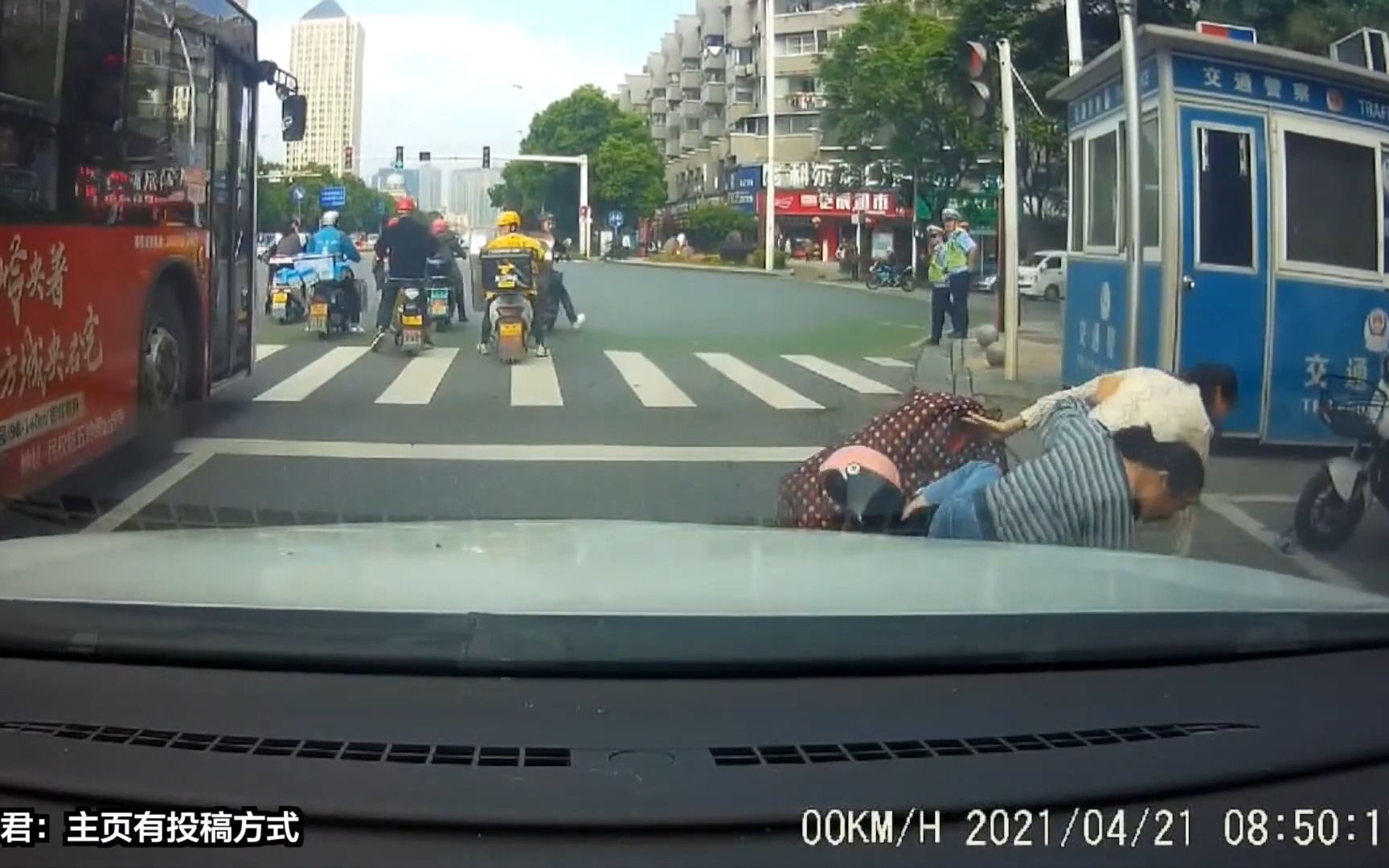 交通事故合集:电瓶车碰撞事故!
