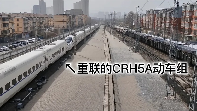 重联的和谐号CRH5A动车组由包头方向缓缓驶入呼和浩特站,如长龙