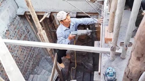 男人不顾劝阻,自己动手给自家房子做楼梯支模,看他的手工如何吧