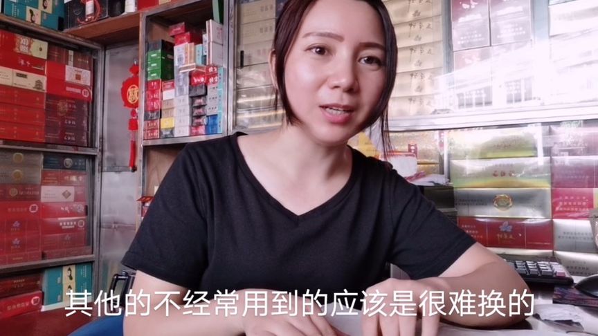 老板娘用微信积分换礼品,200个袋子1大包纸巾,烟酒便利店很实用
