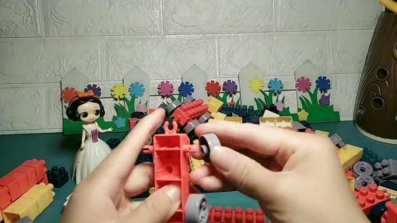 这个积木可真好玩,还可以拼小汽车呢
