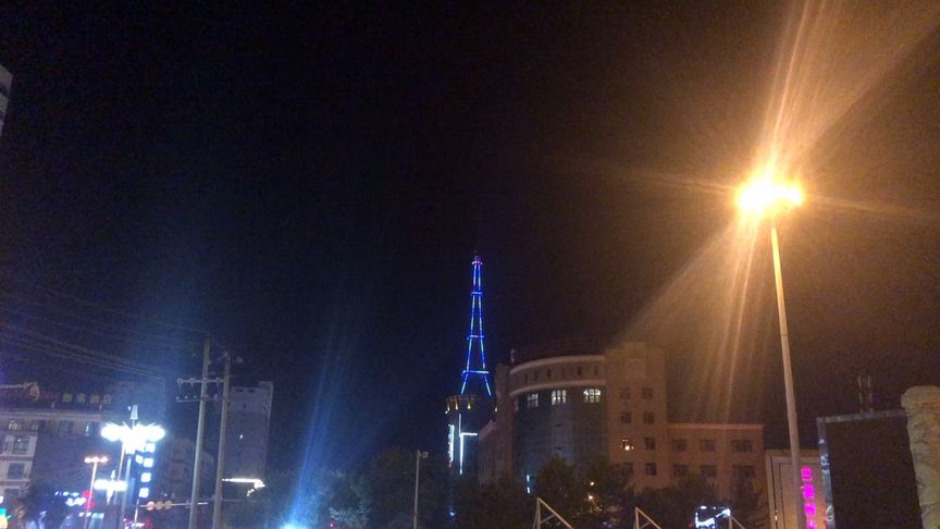 陕西榆林的小县城,晚上的广场和夜色真美,你知道是哪里吗?