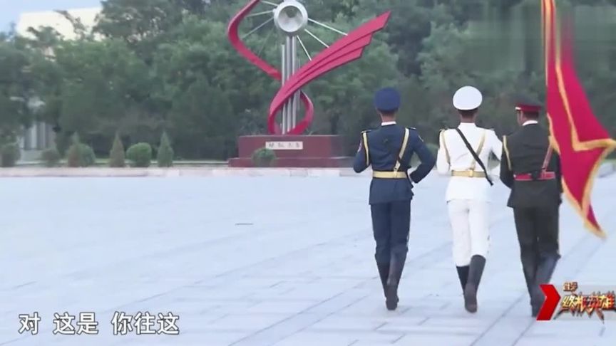 三军仪仗队旗手护旗手日常训练,被两个护旗手帅到!颜值太高了!
