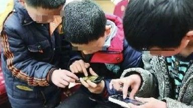 小孩子经常玩手机危害大!五个危害日积月累,该如何解决?