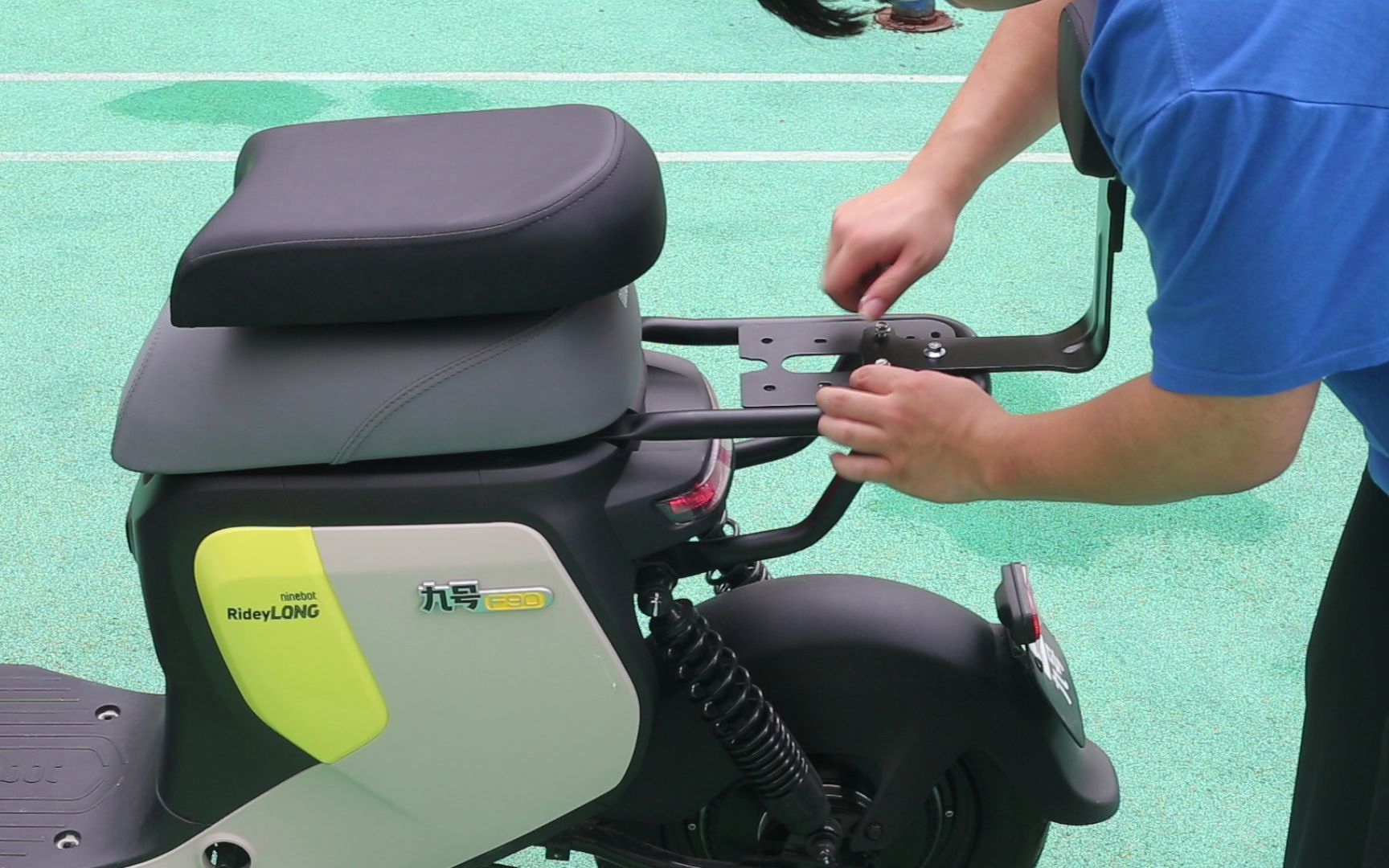 九号电动车远行者F90后座加宽后座安装视频改装配件