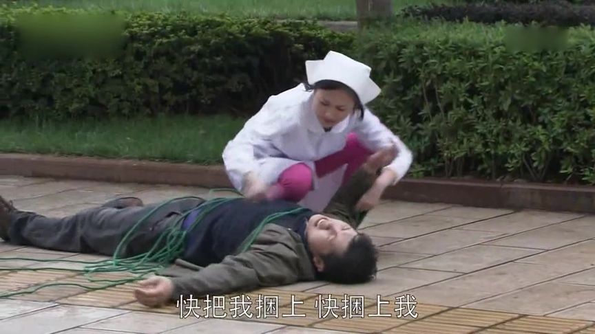 吸毒丈夫趁妻子上班后,毒瘾发作喝酒发疯,妻子无奈将其拖回