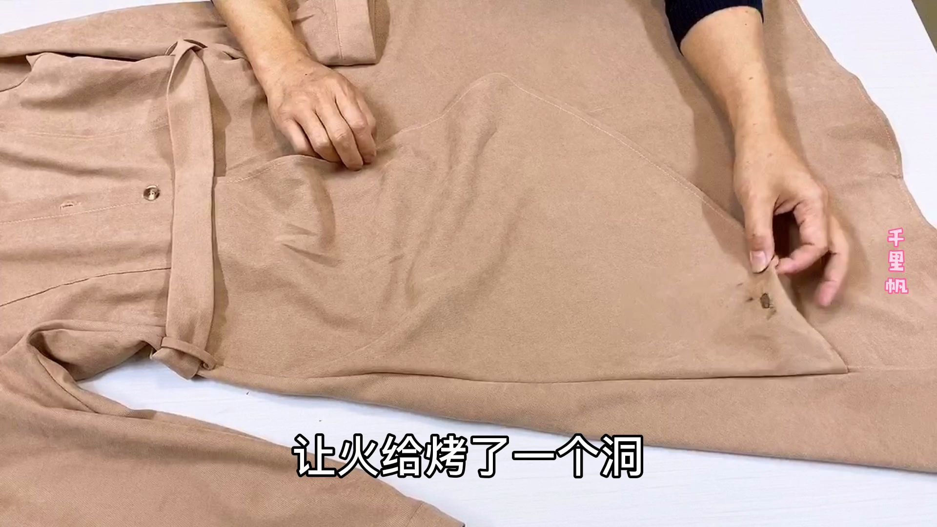 新买的裙子不小心烧了一个洞,只需两粒扣子就能弥补?真聪明