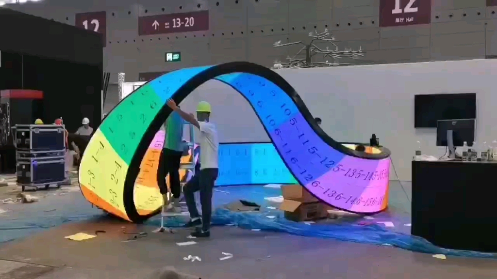 ...辉煌电子显示屏LED柔性屏,俗称LED软屏,其柔软的模组特点使其安装...