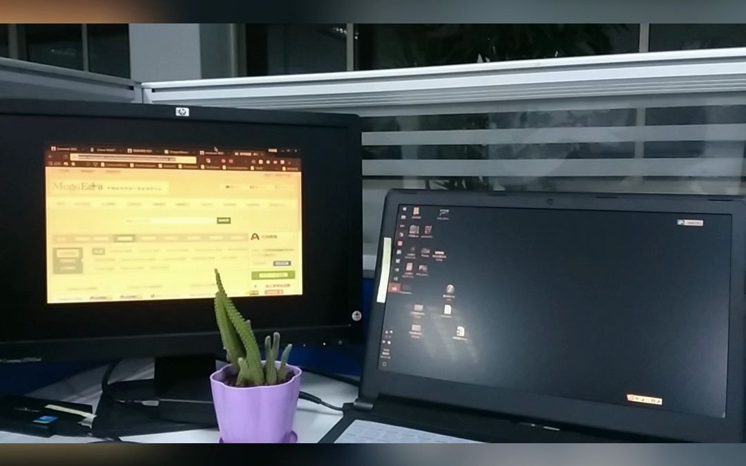 无聊,笔记本连接了3个显示器