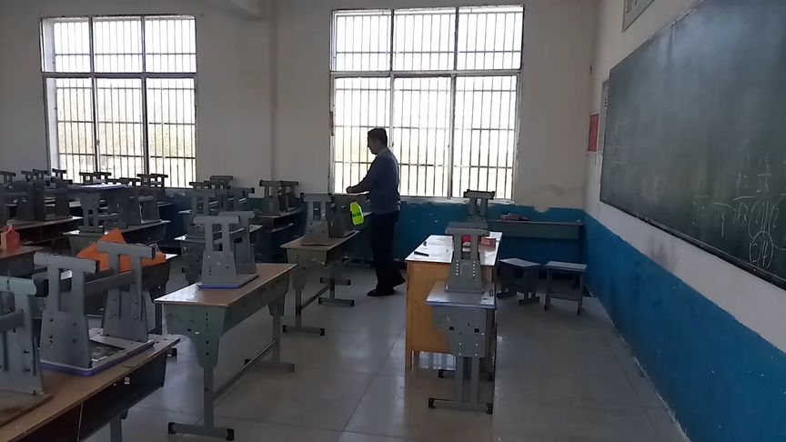 迎接学期开学,春晖教师教室清理,消毒。为开学做准备