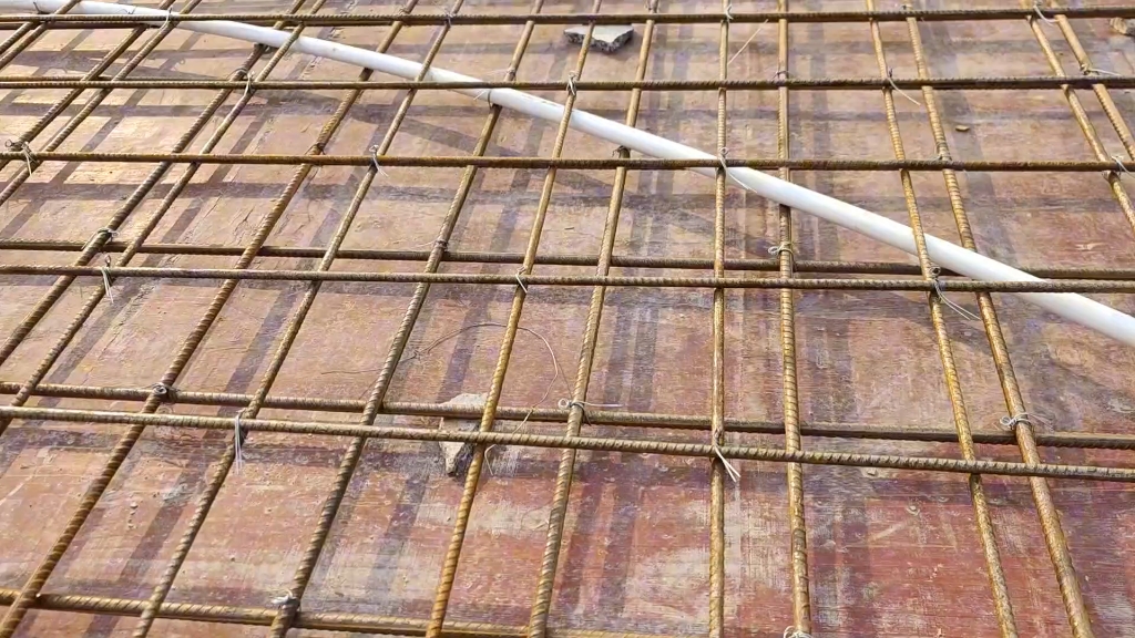农村自建房,楼面钢筋是双层双向的,底十面八钢筋,没有放射筋