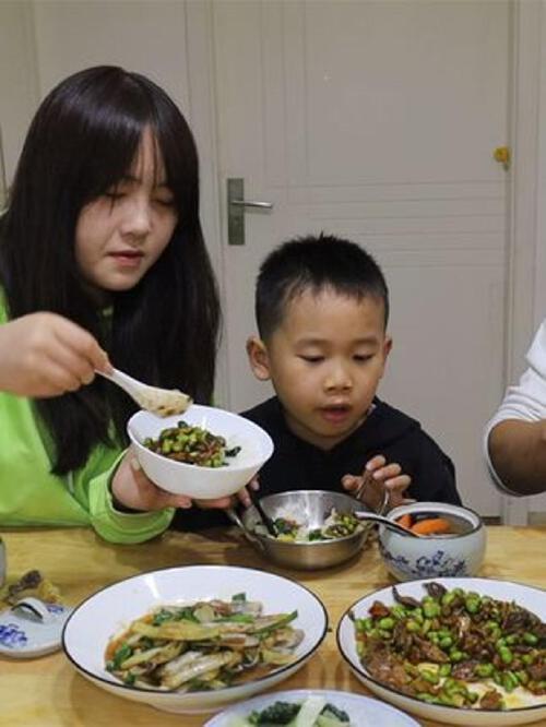 分享我家午餐食谱:毛豆炒鸡杂、葱姜炒蛏子、排骨汤盅