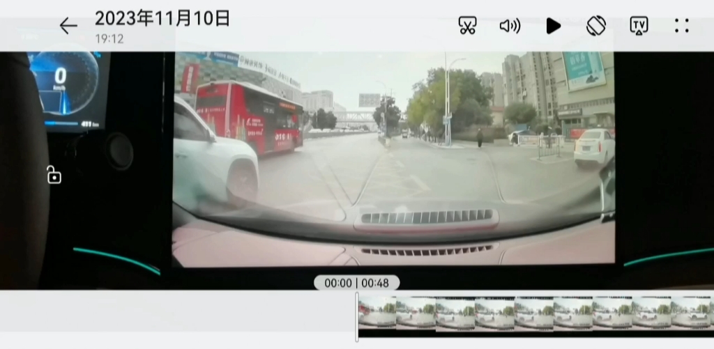 礼让依然被撞,如果没有录像或者监控对方不愿认全责,所以行车记录仪...