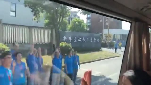 就在启程的时刻,让我为你唱首歌!记住我们的坚持与梦想从未变过