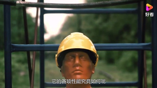 工地上几十块的安全帽真能保命吗?老外亲测,用板砖一砸便知!