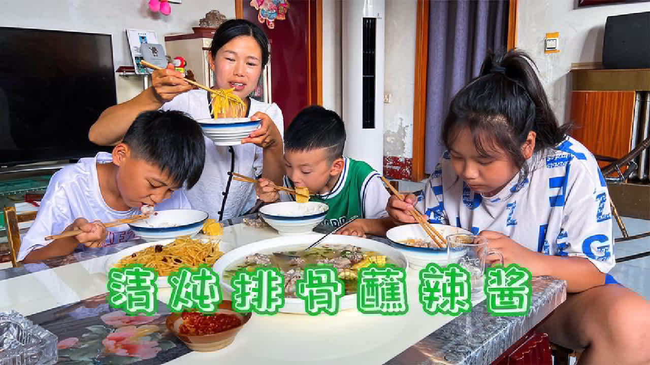 来锅清炖排骨吃一吃,出锅肉软烂汤鲜美,蘸辣酱吃无敌香