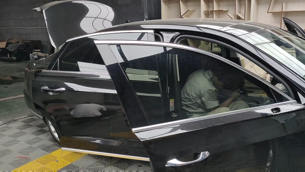 奥迪A8加装360全景影像,居然搞的像拆车?