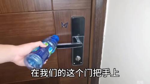 关门时在门上放一个塑料瓶,作用是真的厉害,回家赶紧试一试