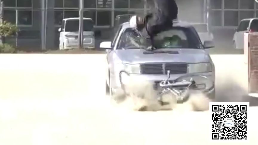 专业替身演员为日本中小学生演示自行车交通安全事故现场