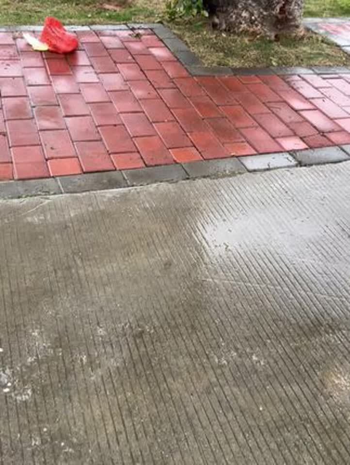 下雨天骑电动车一定要注意安全哈哈哈哈哈哈我要笑死了 视频效果无...