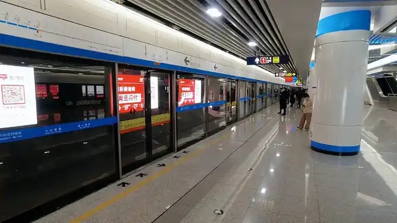 乌鲁木齐地铁1号线首班车7:40,未连接两大火车站