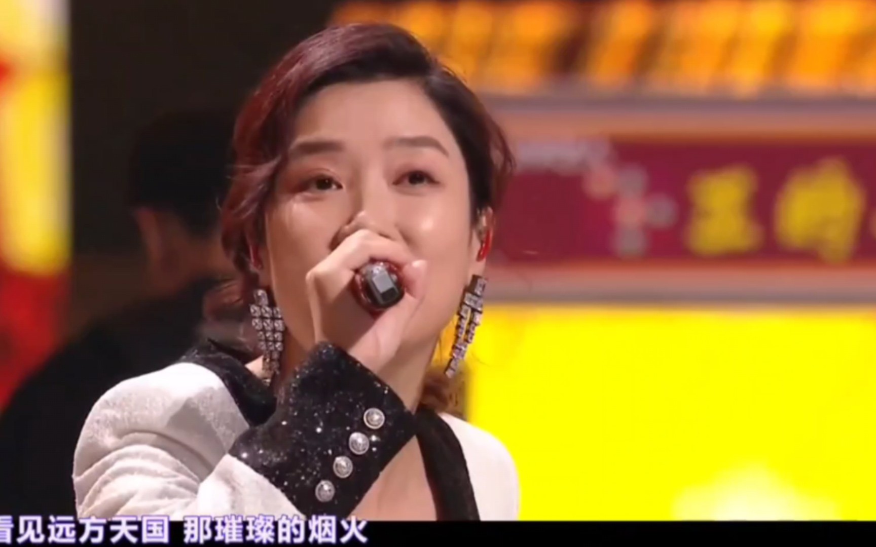 凤凰传奇歌曲《自由飞翔》现场演唱两个版本