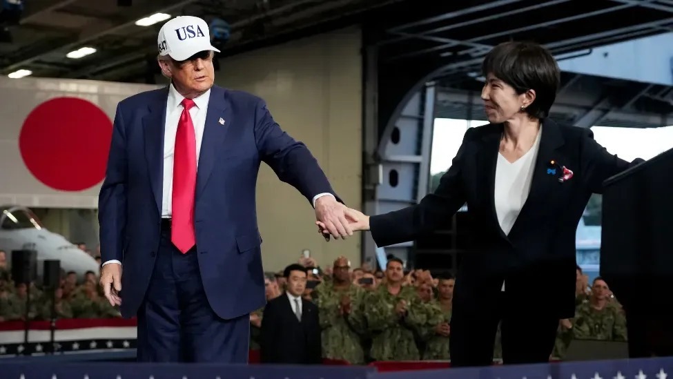 被特朗普一顿夸,高市早苗在驻日美军前"旋转跳跃"