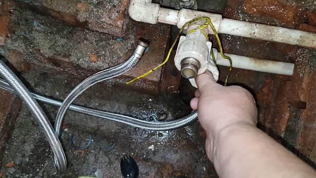 洗碗池下面软管漏水,更换步骤如下,看看就会