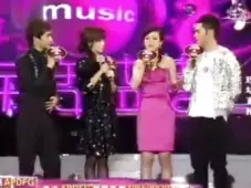 ...颁奖盛典吴宗宪颁发无线音乐最高销量男女歌手大奖周杰伦、蔡依琳