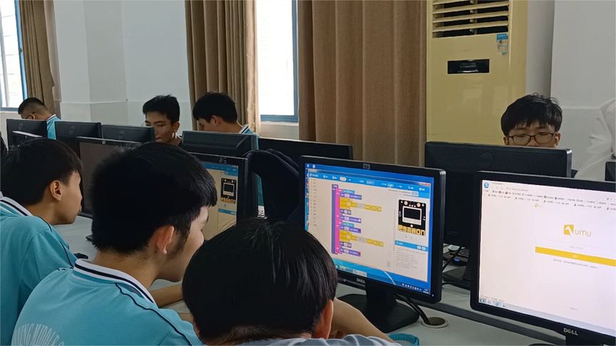 信息技术 课堂实录 教学案例 《可控红绿灯设计》