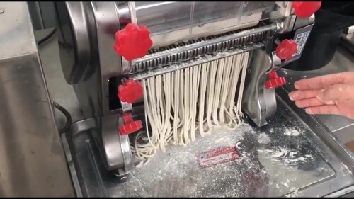 不愧是中国制造,家用型揉面压面一体机,有了它吃面条就是方便