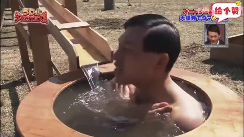 泡温泉竟流出石油,艺人惊慌失措