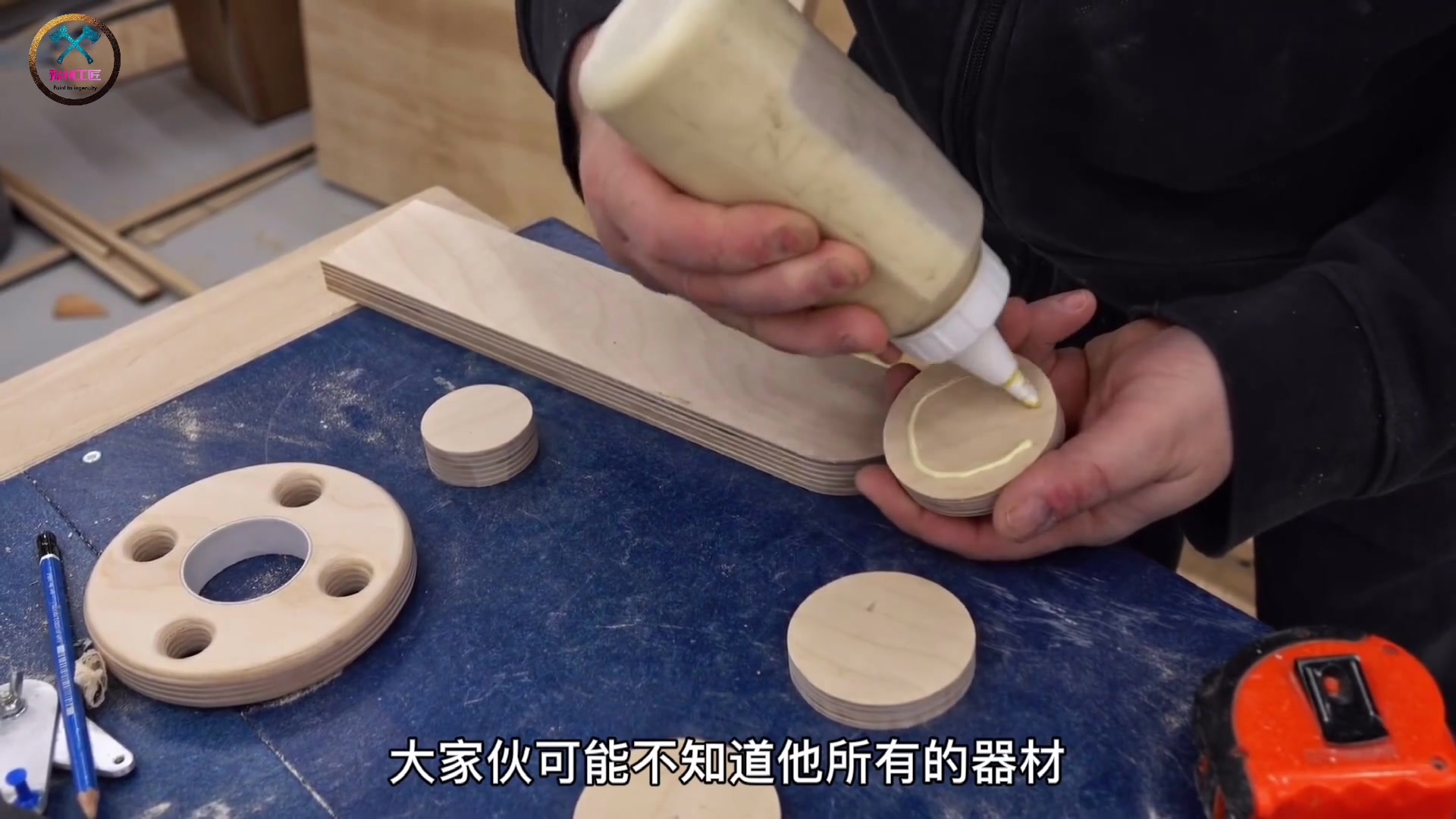 . 国外木匠手工制作了一扇滑轨式推拉门,这样的工艺让人羡慕