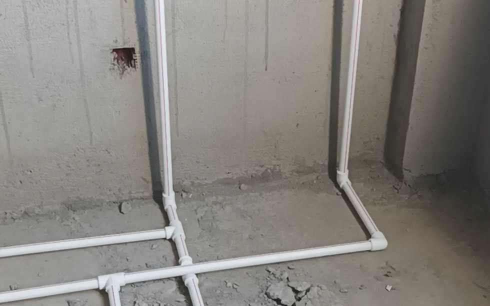 6月23日下午5点。暖气片供回水管,预留间距按要求改小了。