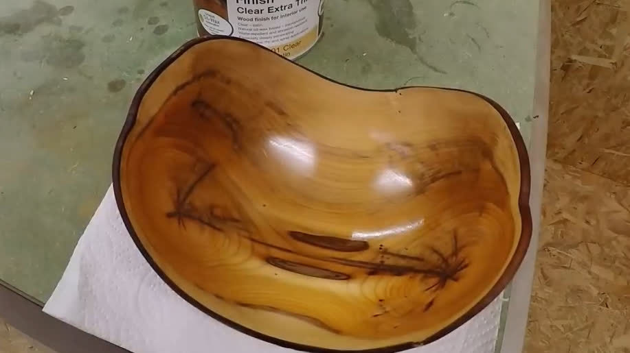 木碗你用过么?知道怎么做的么?看小哥用一截木头做一个木碗