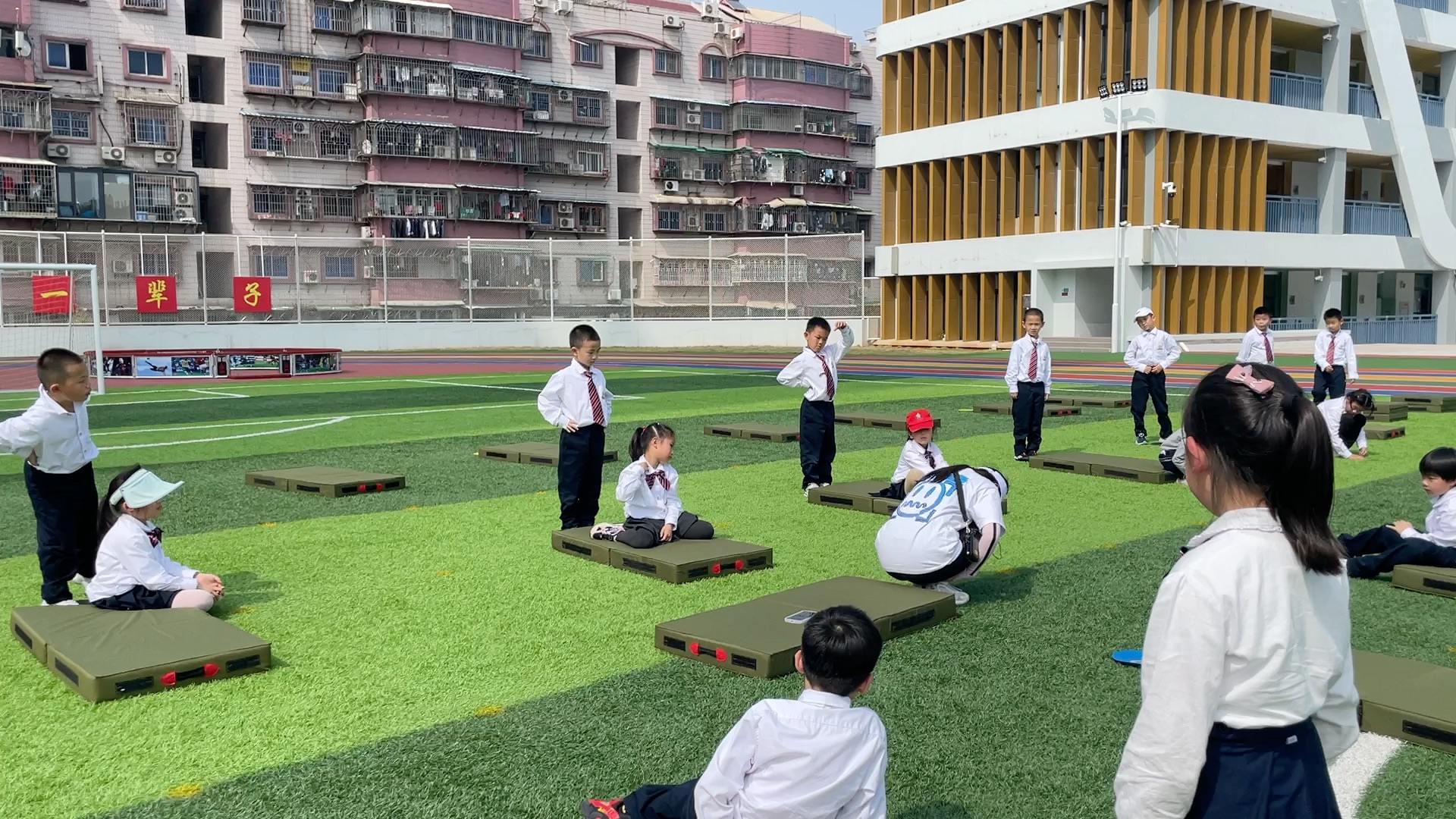 体育课:技巧:团身滚动