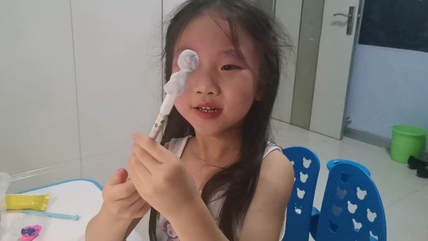 小宝用橡皮泥做手工,边做边解说,真没想到说的那么好听!(二)