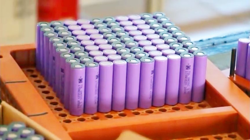 工厂实拍,将锂电池组合成一个电瓶,特斯拉用的就是这种!